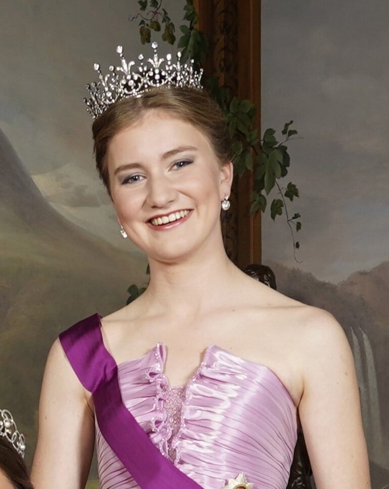 Tiara Time: dit waren de eerste diademen van Amalia en co. – All Things ...