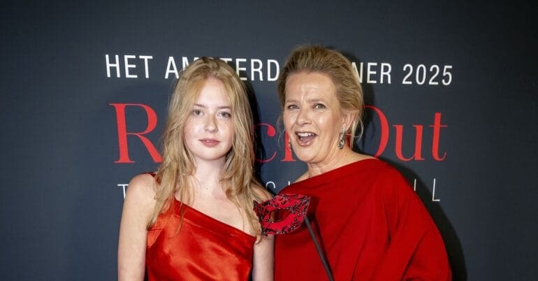 Even over de spannende rode jurk van gravin Zaria: statement van voren ...